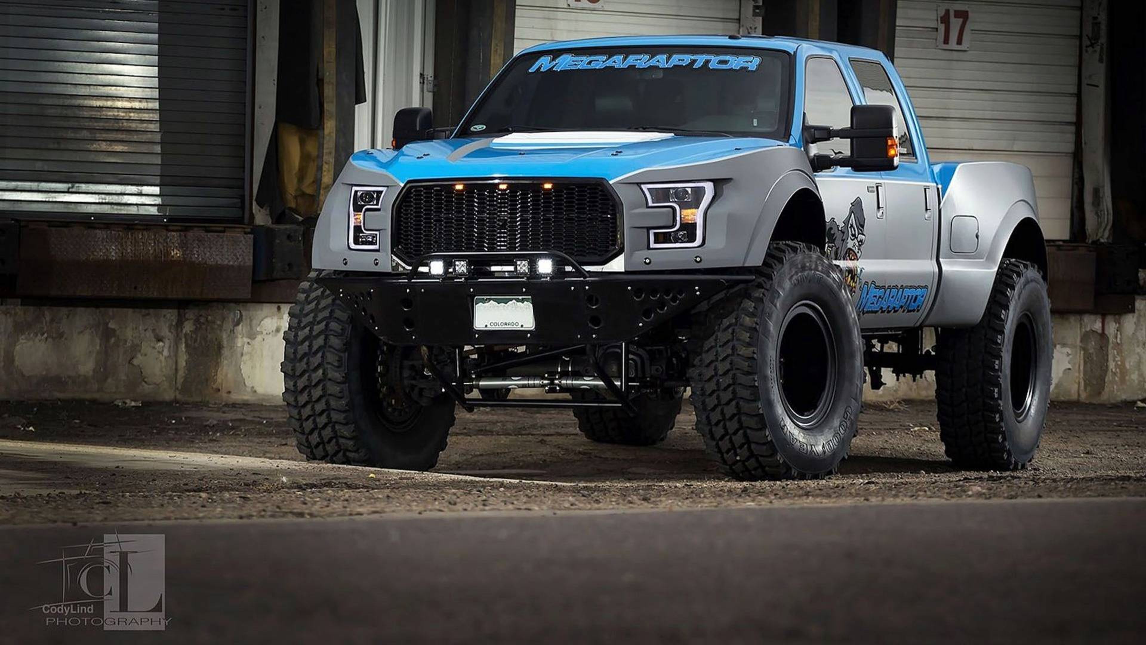 El Ford F-350 Mega Raptor es todo lo que necesitas para vivir feliz