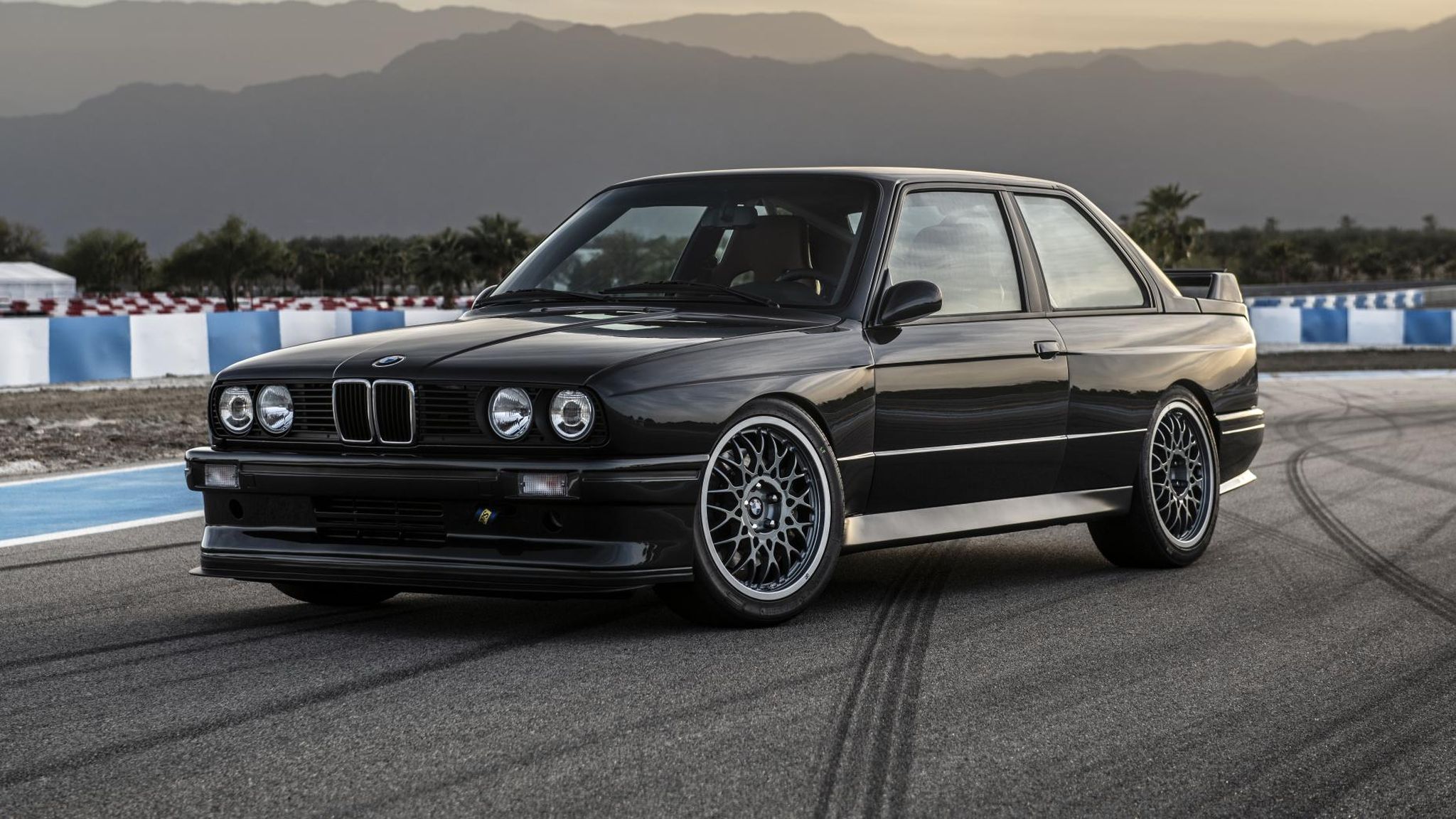 Alucina con el BMW M3 E30 de Redux. ¡La fórmula de Singer en un BMW!