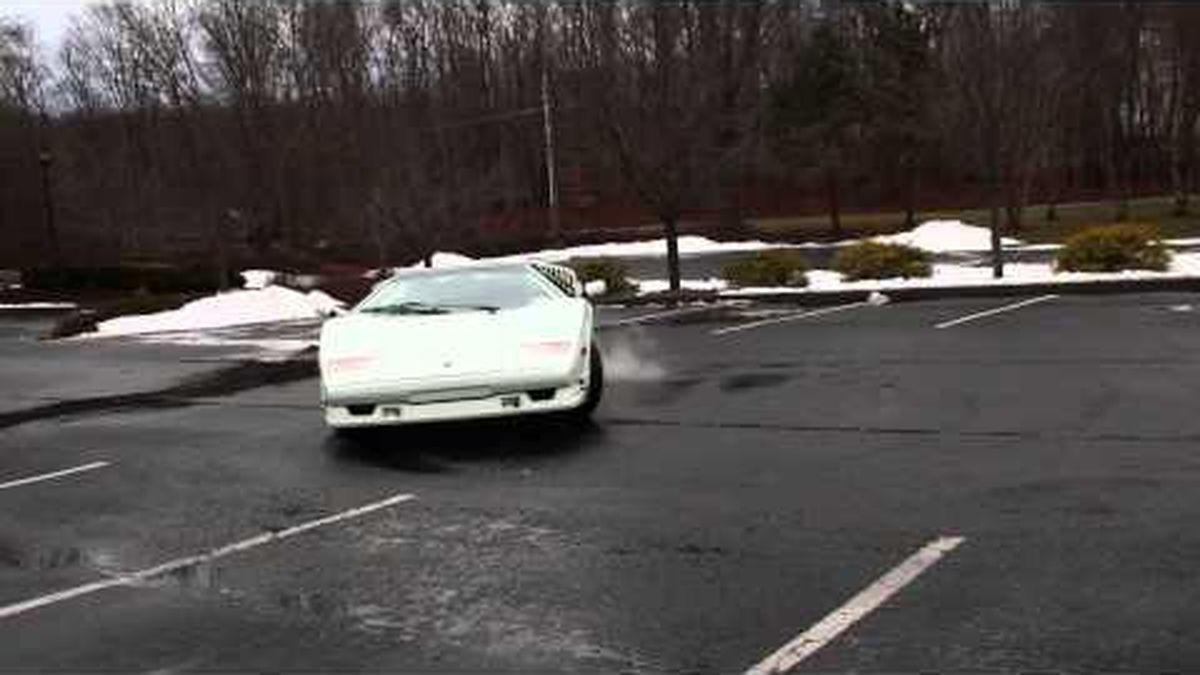 Vídeo: un Lamborghini Countach haciendo donuts. ¿Qué más quieres?