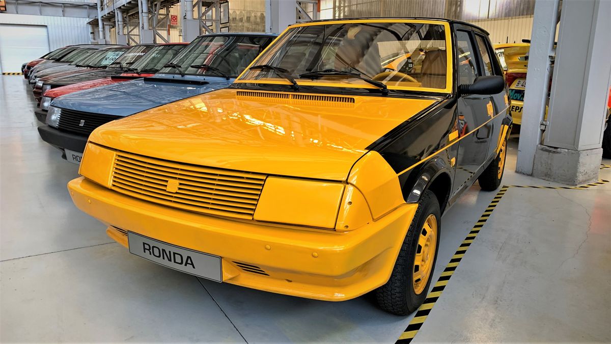 Turista en la Nave A122 de Seat (I): entre clásicos y coches únicos