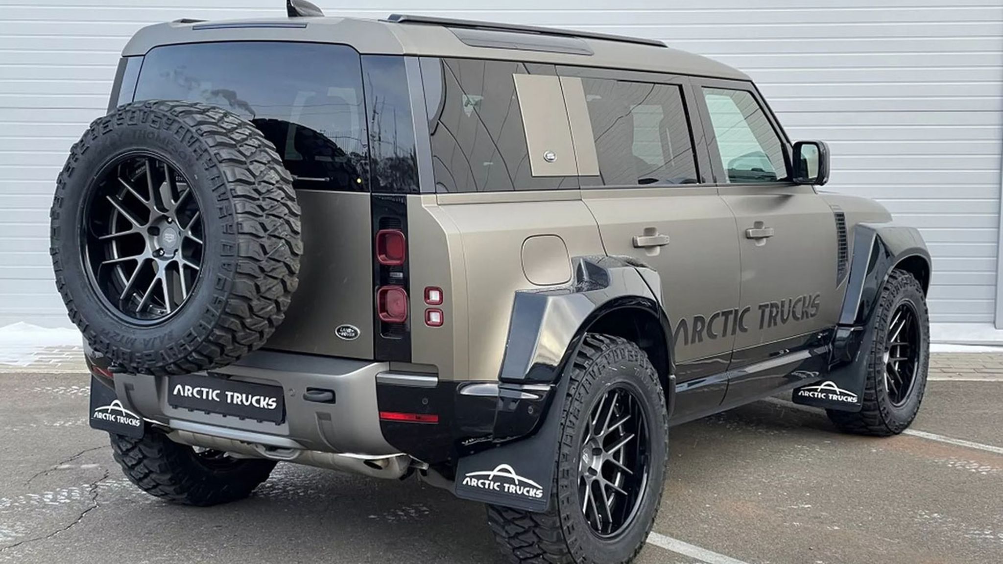 Land Rover Defender by Artic Trucks: el chico fitness de la clase que ...