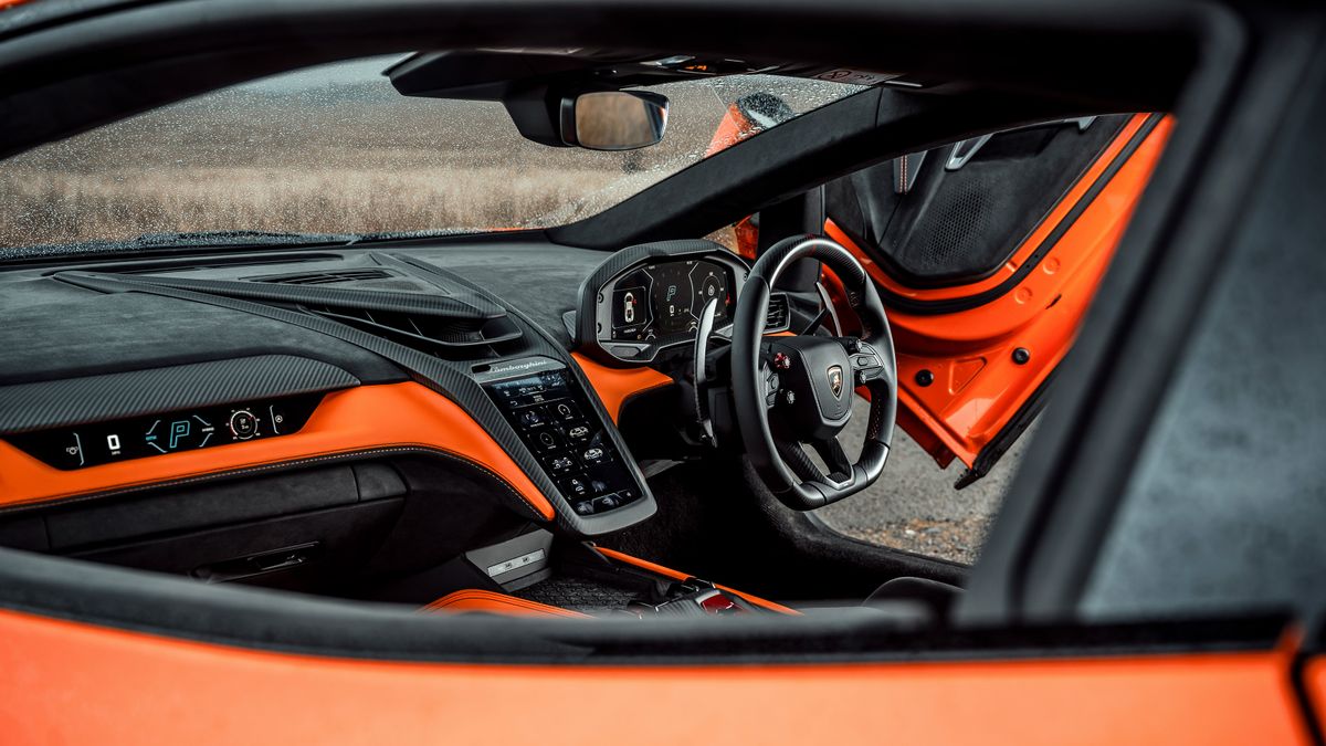 Prueba del Lamborghini Revuelto: un V12 espectacular elevado por la ... Prueba del Lamborghini Revuelto: un V12 espectacular elevado por la ...
